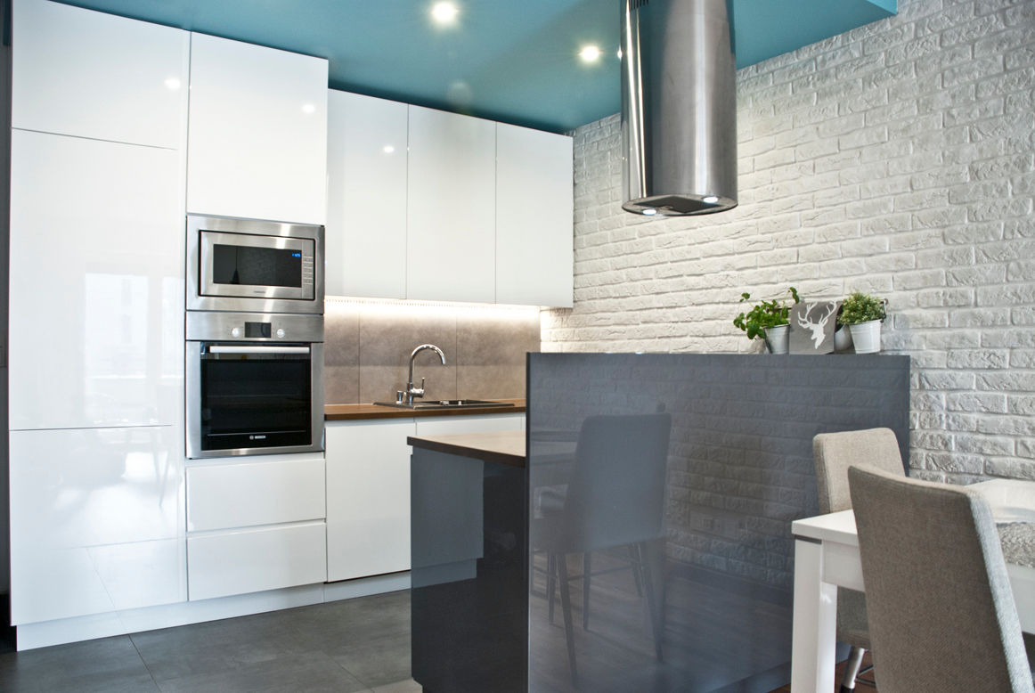 A small beautiful home infused with color blocking decor! | homify