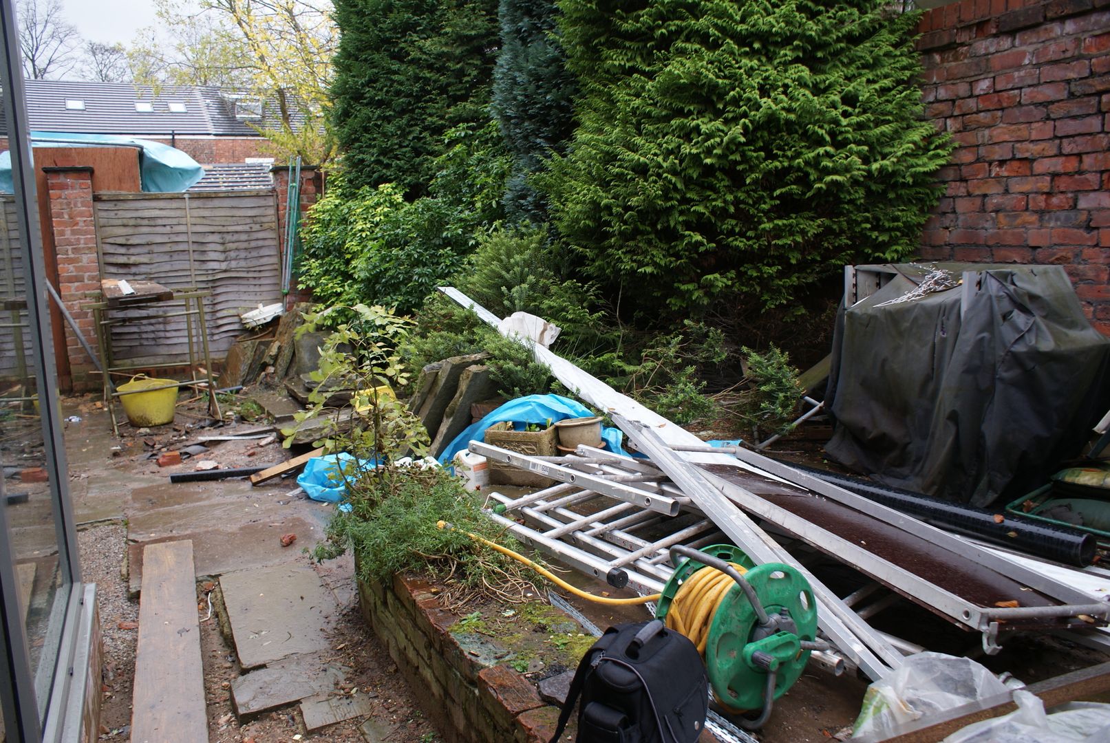Before & after: abandoned courtyard turns into a warm outdoor space ...
