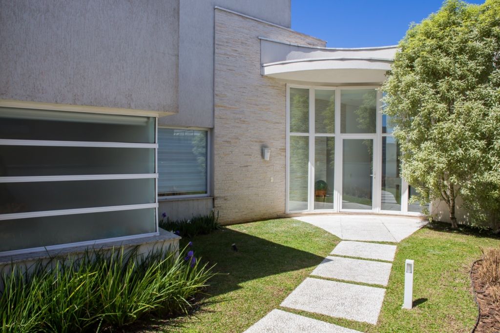 Com fachada discreta, casa surpreende na decoração e no jardim | homify