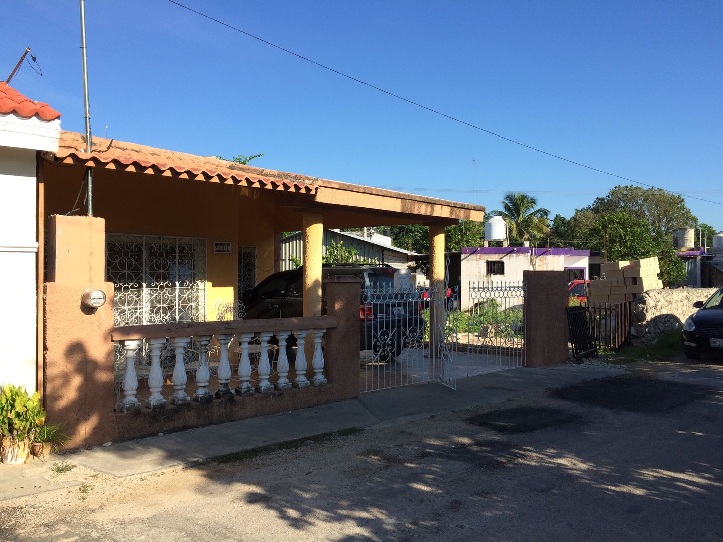 Una familia convirtió este patio horrible en una pileta con quincho ...