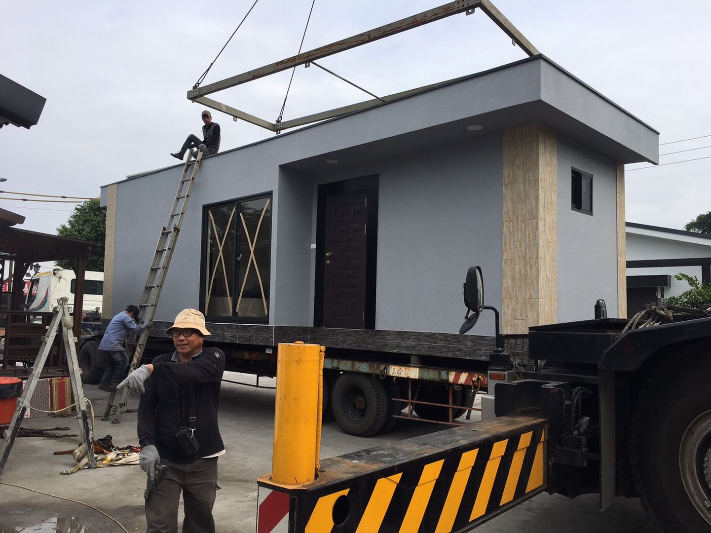 An adorable prefab home that's easy to move to your dream destination ...