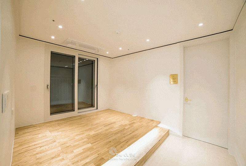 순백의 공간에 골드 색상을 입히다, 펜트하우스 아파트 인테리어 | 호미파이 & homify