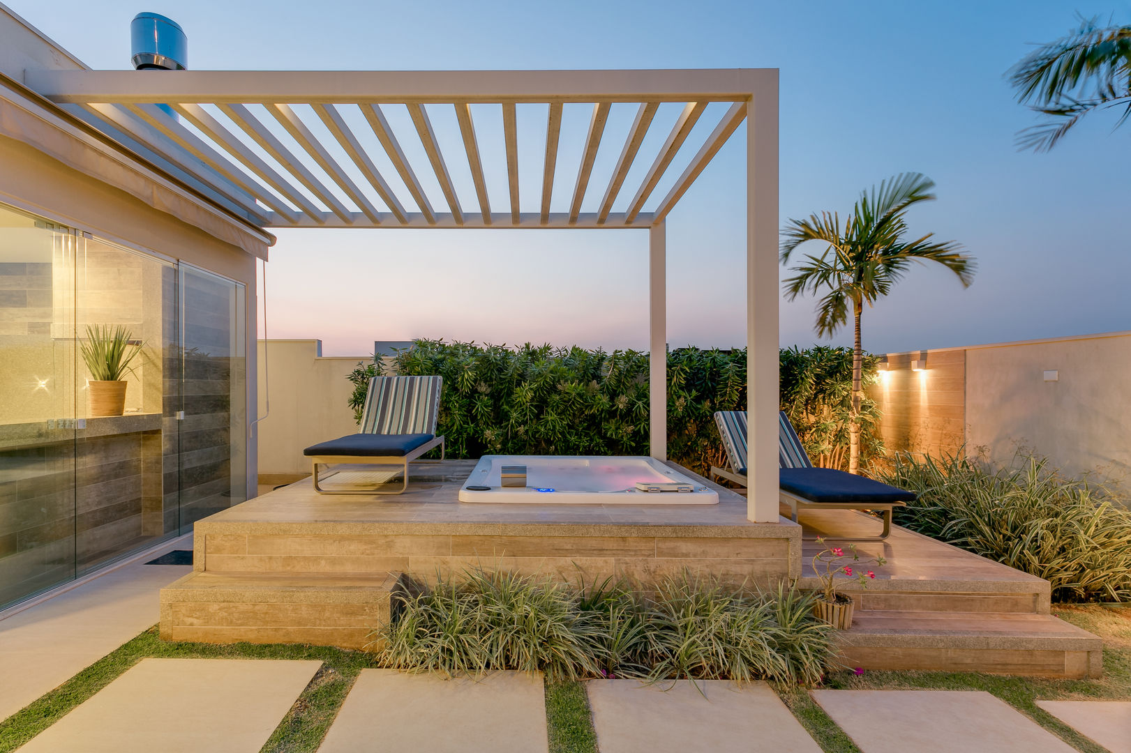 Casa moderna e encantadora com spa privativo | homify