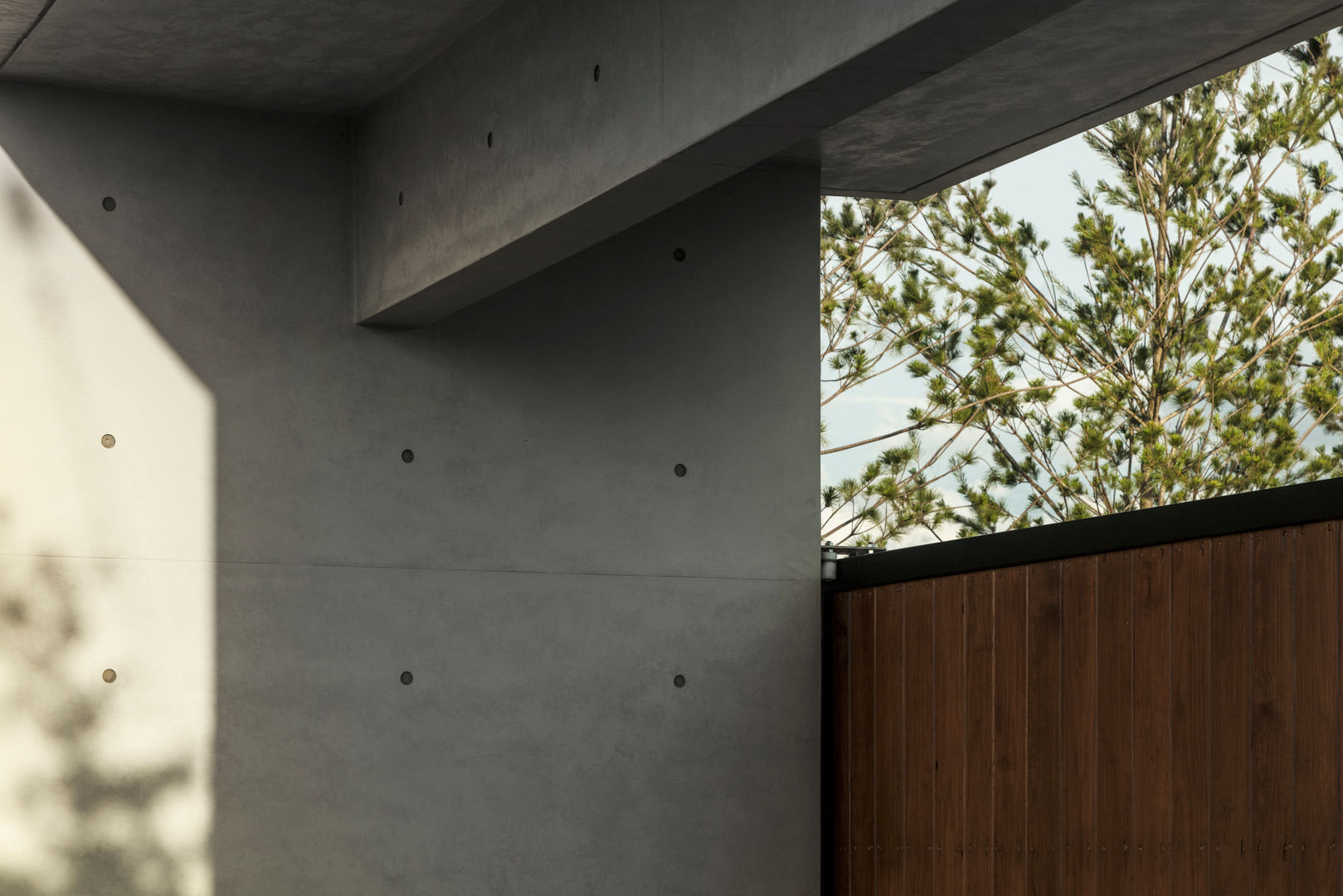 Za betonowym płotem piękne podwórko i jeszcze piękniejszy dom! | homify