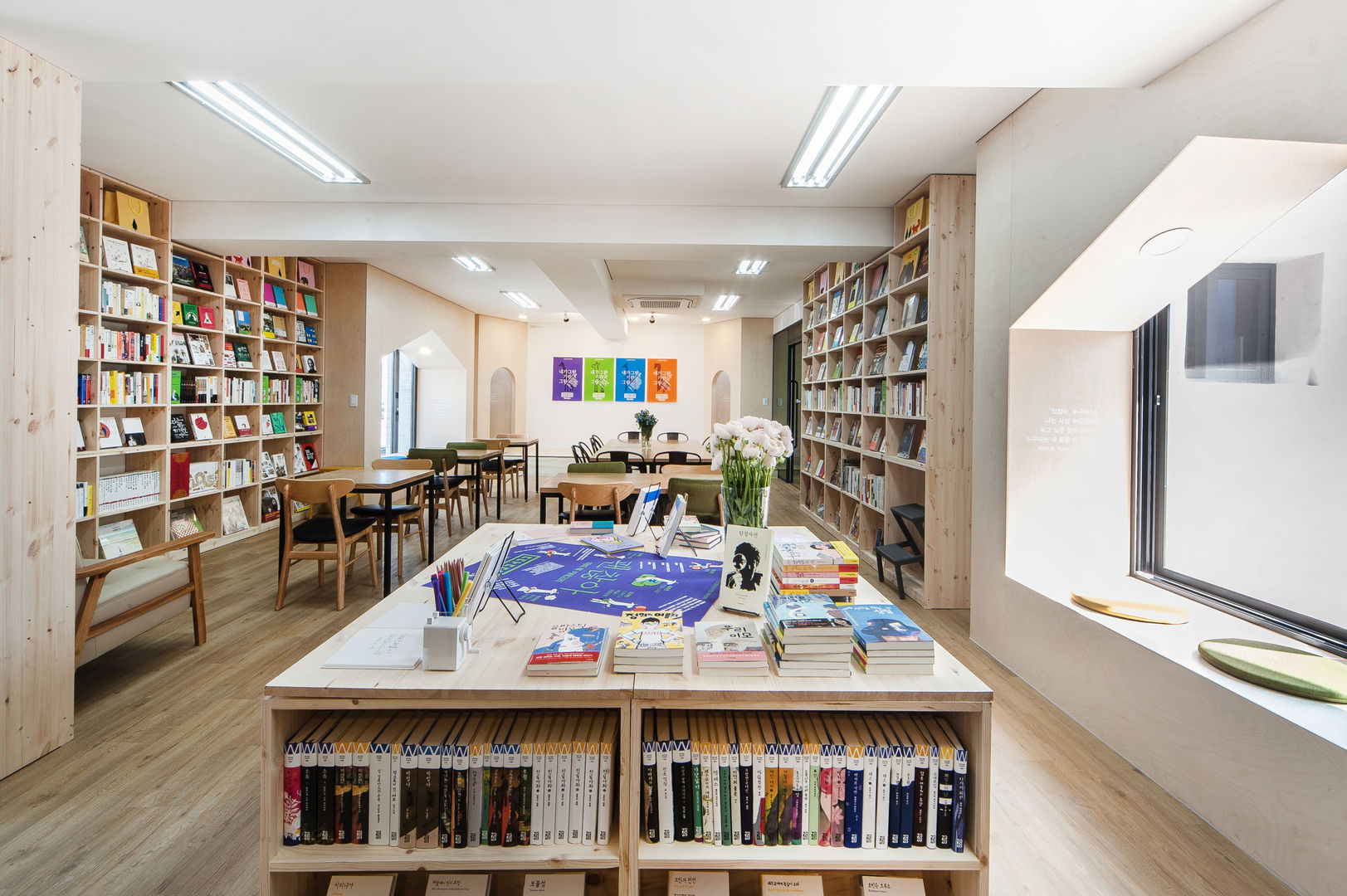 북카페를 중심으로 교육, 공연, 이벤트를 담는 복합 문화 공간 | 호미파이 & homify