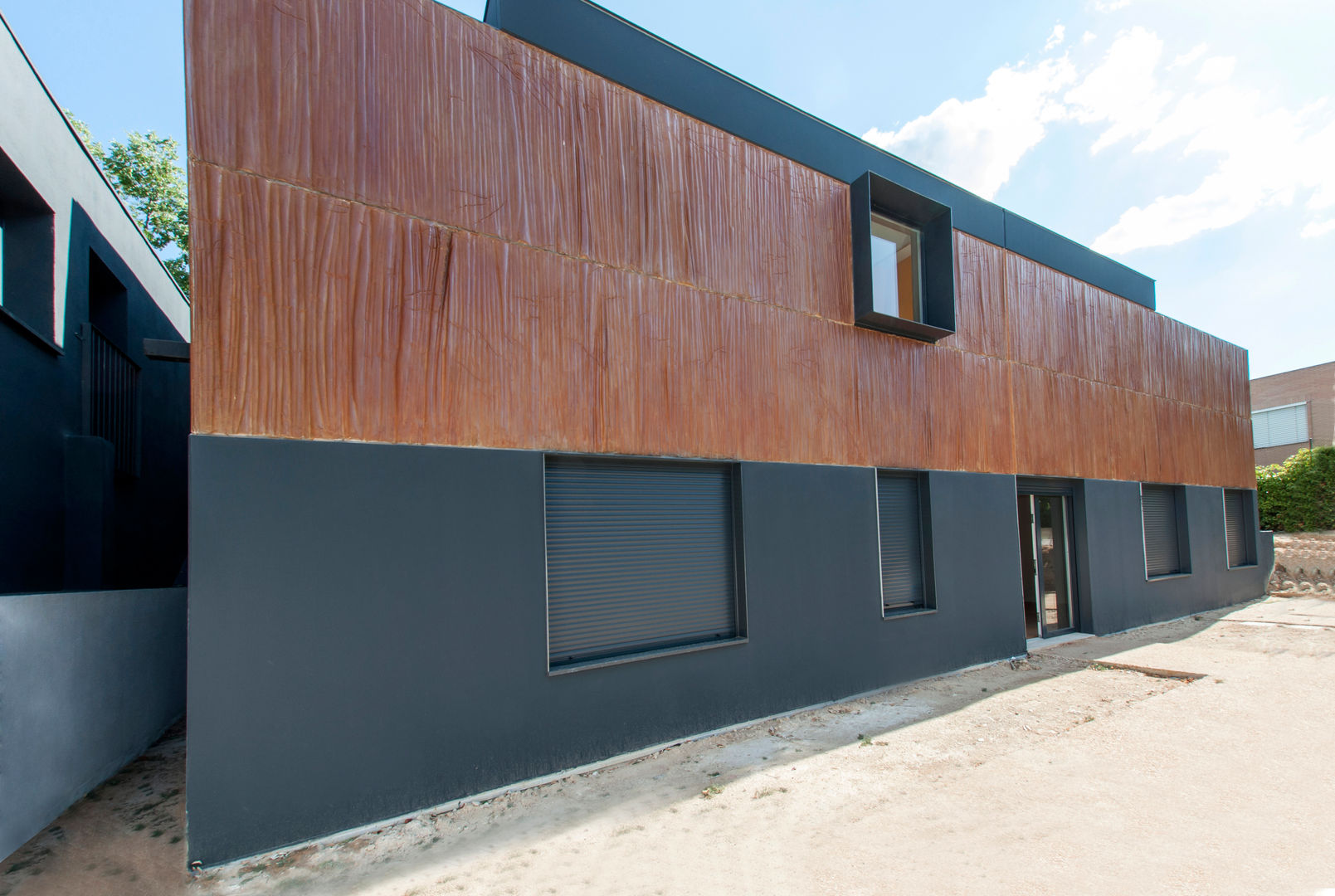 El proyecto de ampliación con paredes modulares para una casa en Madrid ...