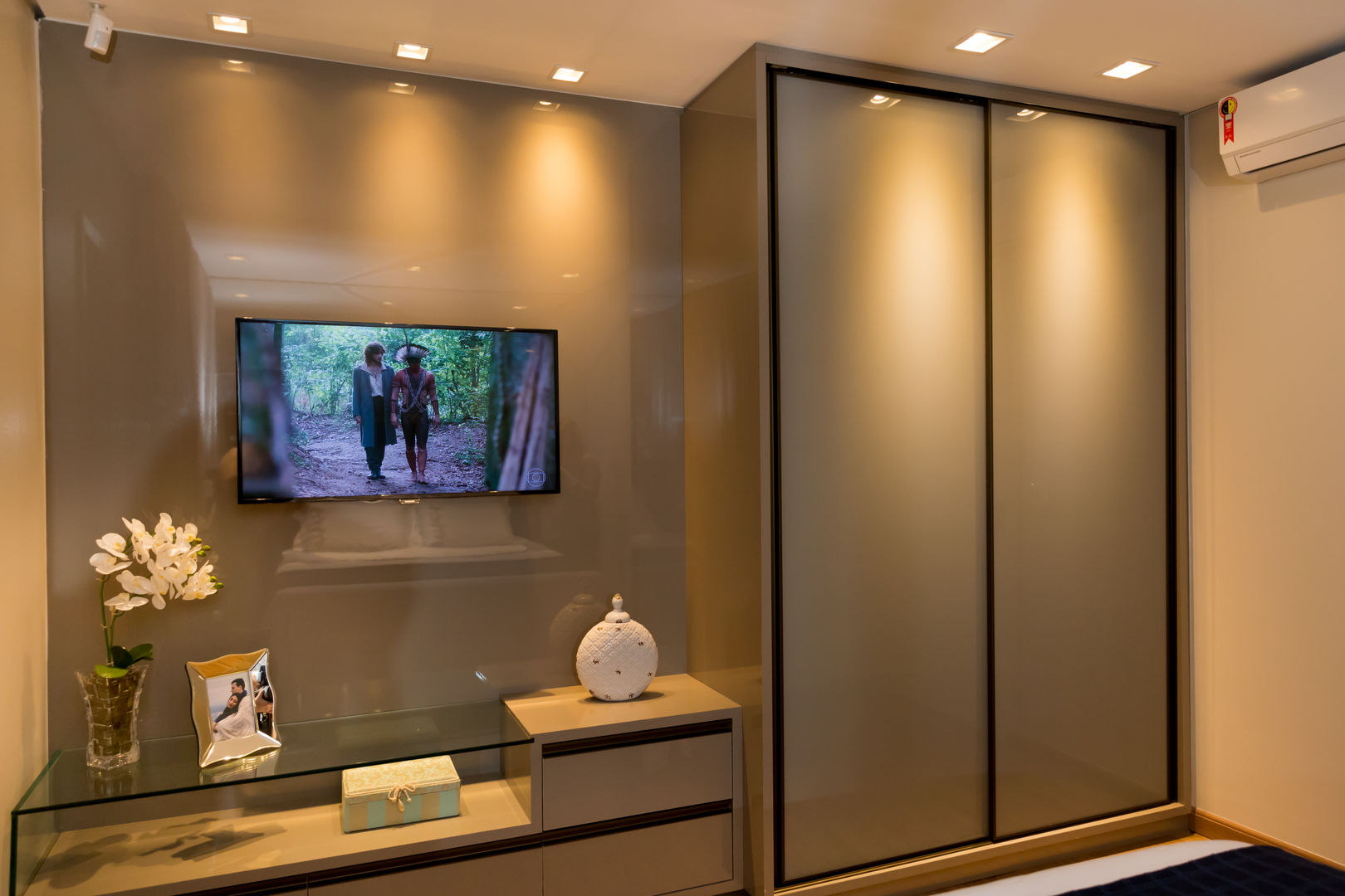 Painel de TV para quarto: vantagens de ter e +18 modelos para inspirar ...