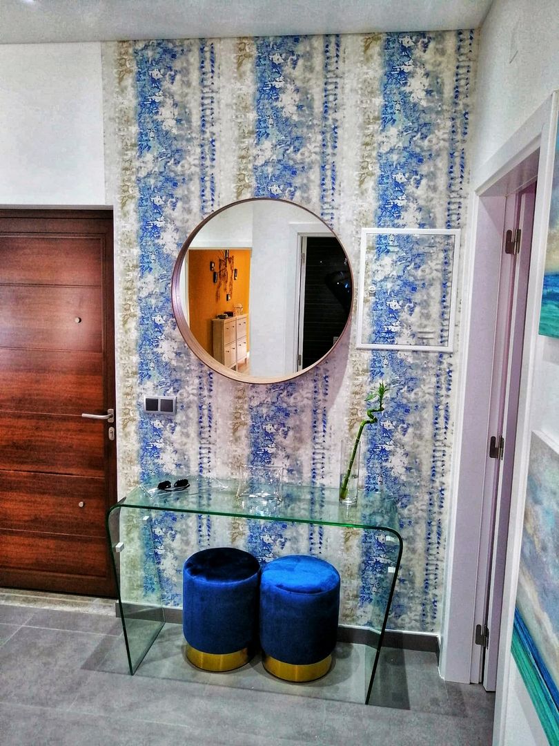 Hall de entrada e sala decorados em tons de azul turquesa e castanho ...