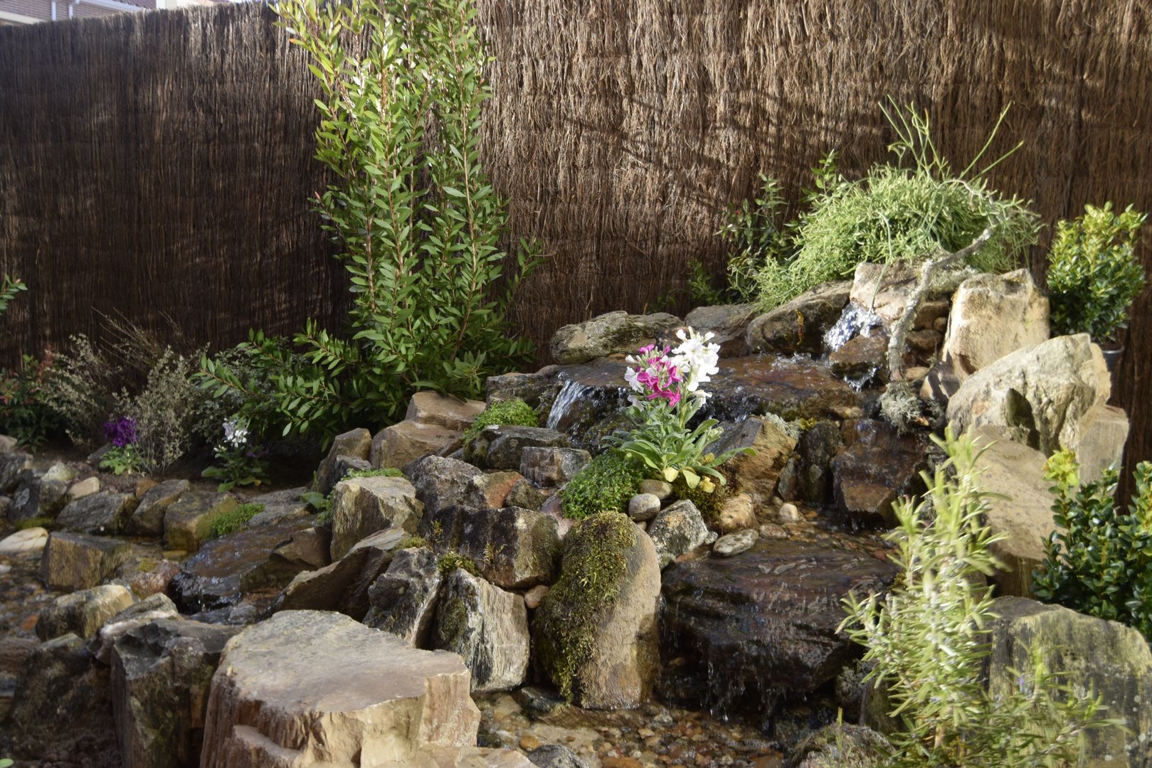 Diseño artístico de fuente con cascada para un jardín en Salamanca | homify